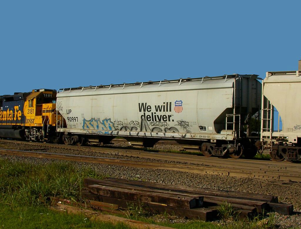 BNSF 3181 & UP 90997